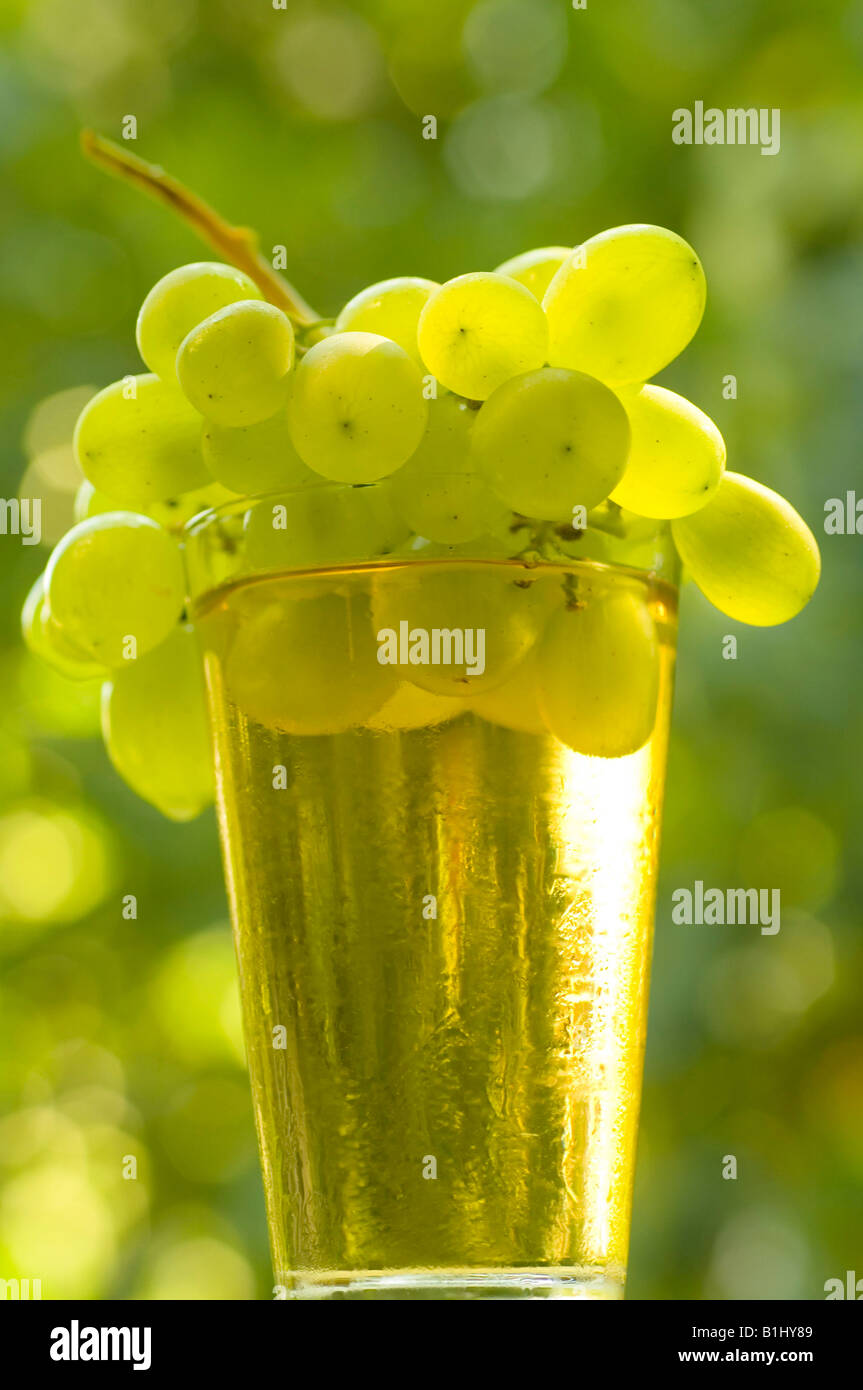 Traubensaft im Glas Stock Photo - Alamy