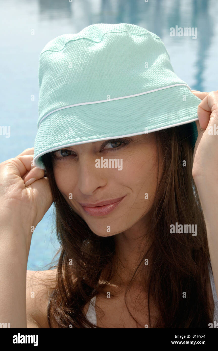Woman with sun hat at the swimming pool Stock Photo - Alamy