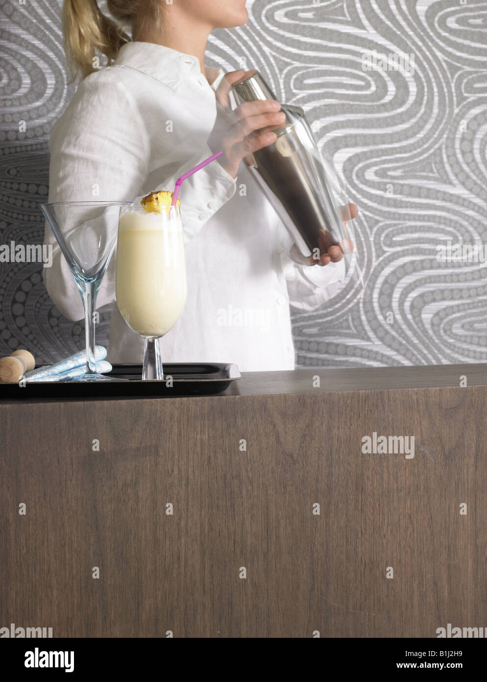 Cocktail bar and bar tender Stock Photo - Alamy