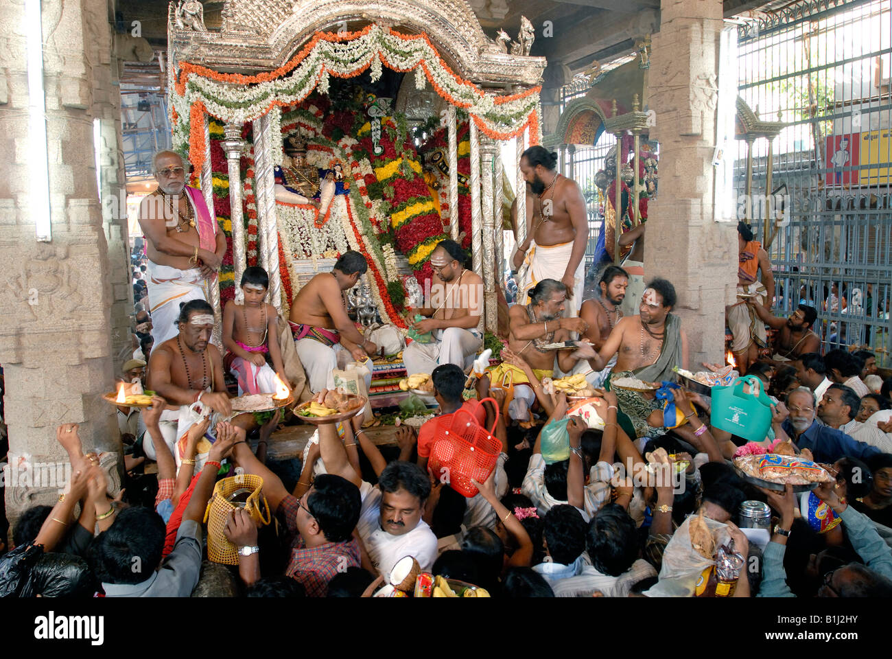 Devotees worshipping Lord Kapaleeswarar in a temple, Kapaleeshwarar ...