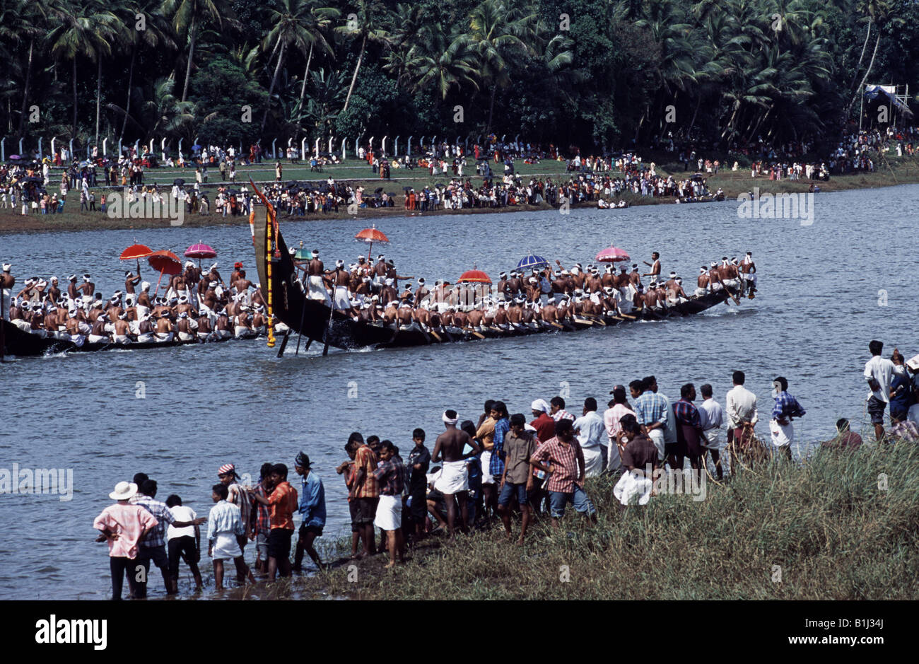 Group of people watching a traditional snake boat racing, Aranmula Boat ...