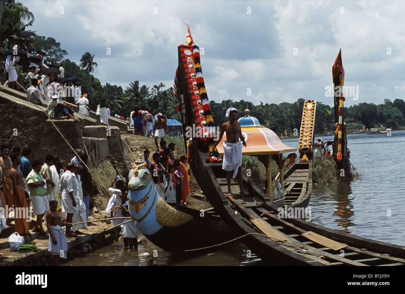 Group of people participating in a traditional snake boat racing ...