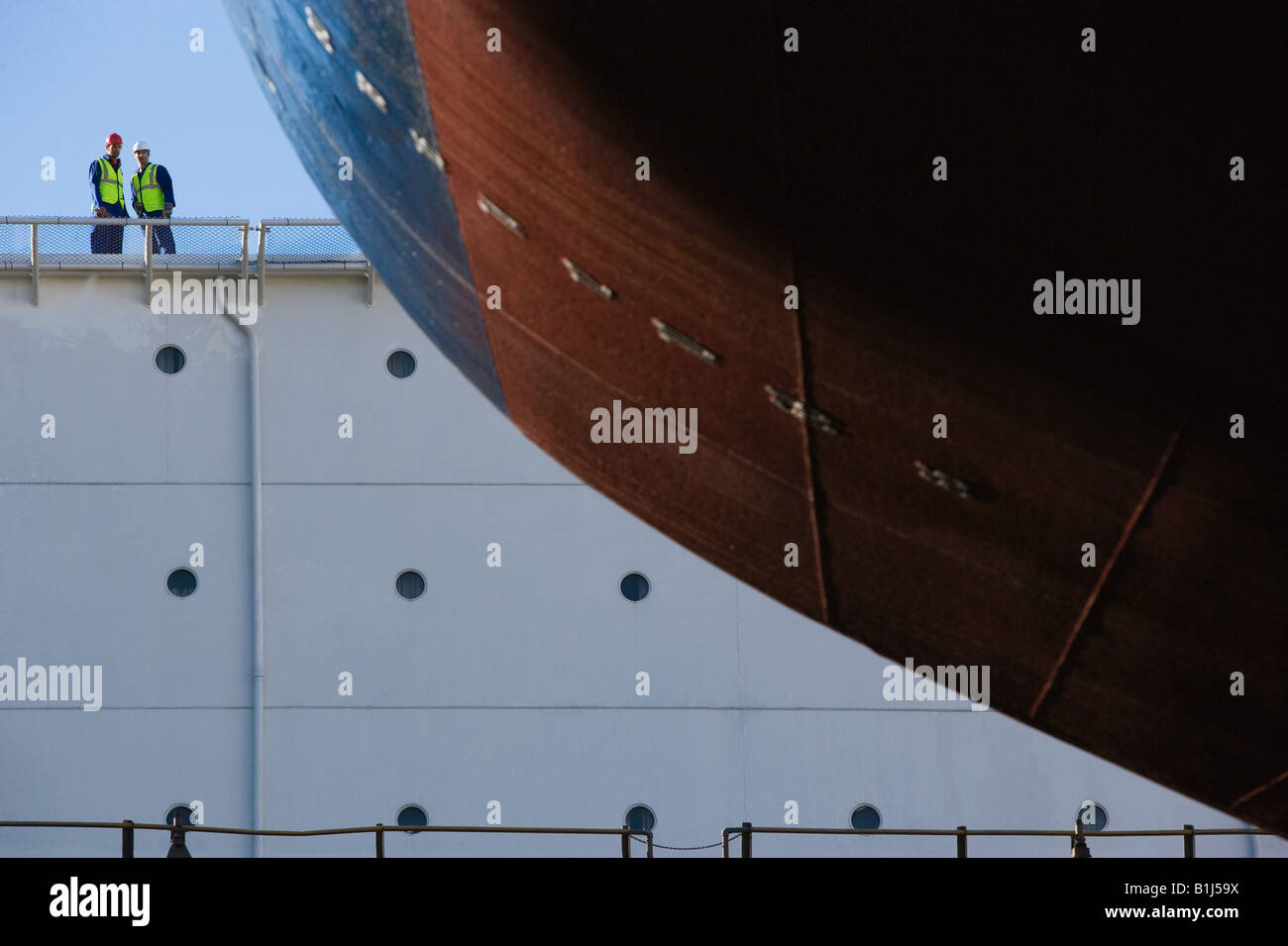 Harbour workers hi-res stock photography and images - Alamy