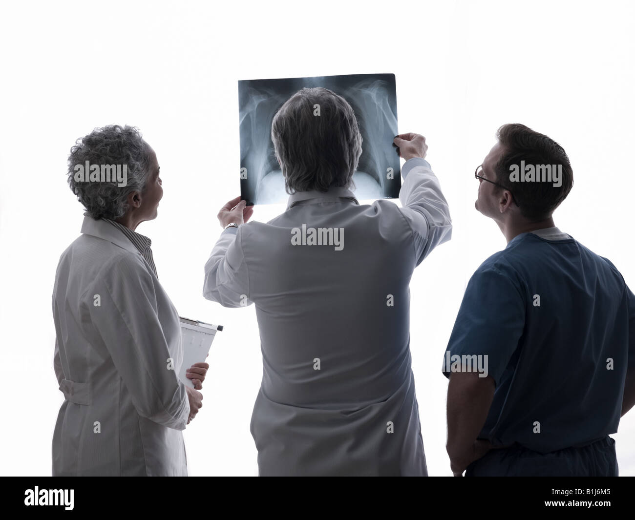 Doctors and surgeon looking at x-ray Stock Photo - Alamy