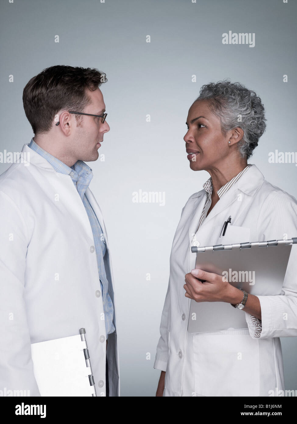 Doctors talking diversity hi-res stock photography and images - Alamy