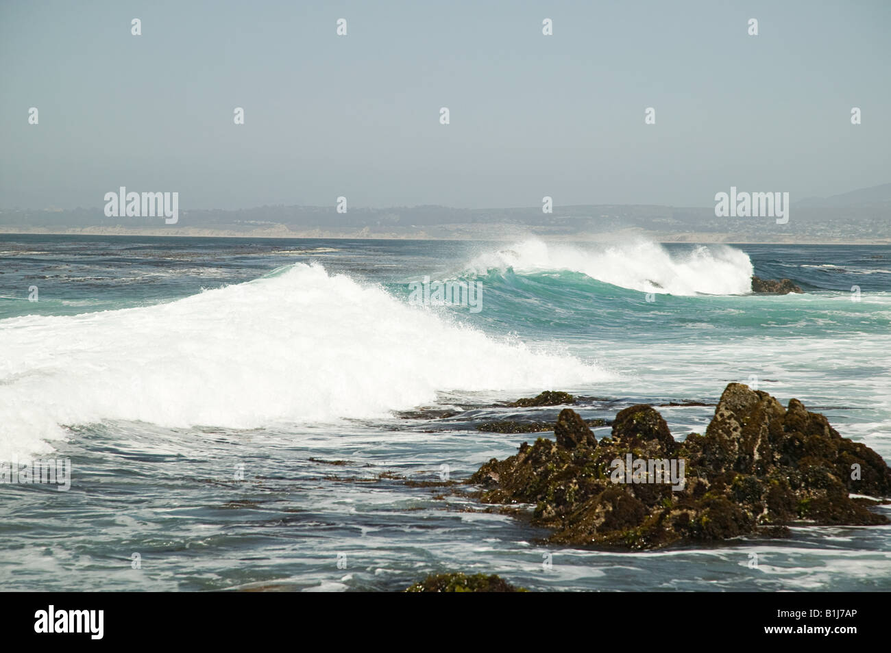 Ocean waves hitting rocks hi-res stock photography and images - Alamy