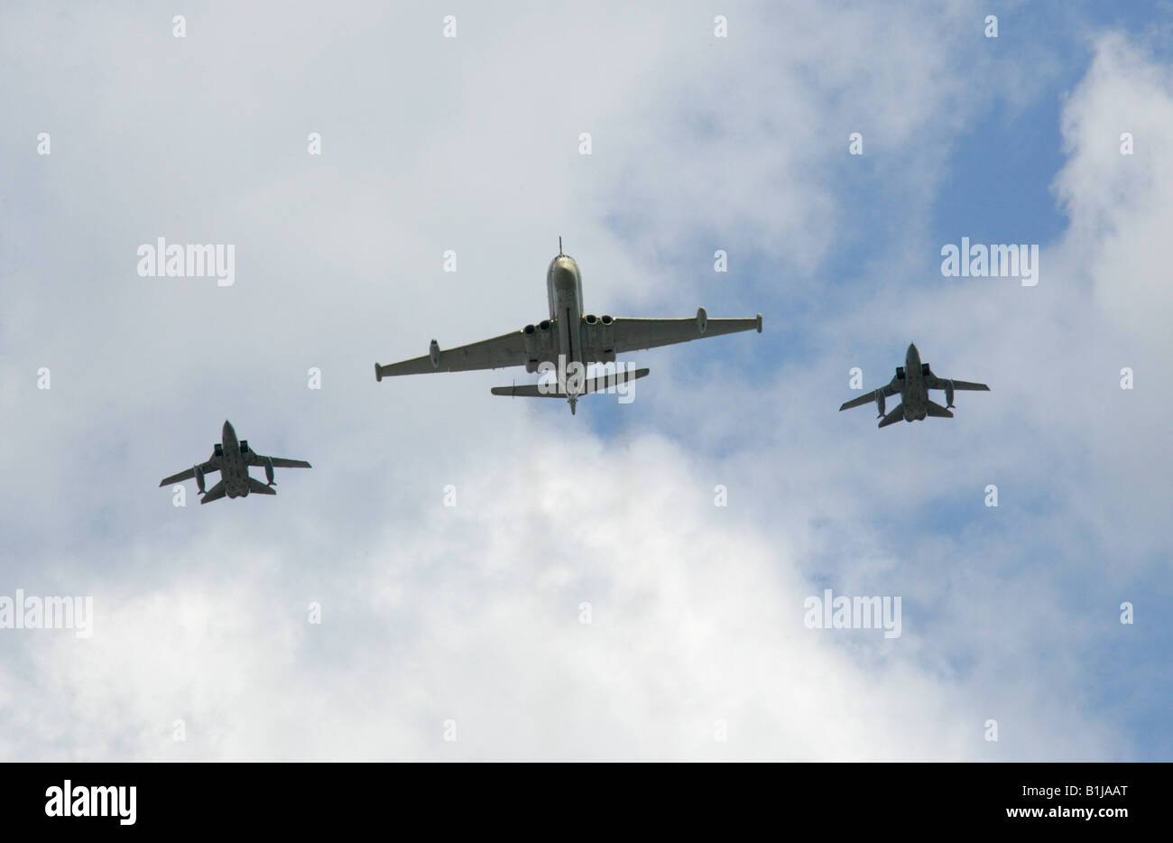 Queens birthday flypast hi-res stock photography and images - Alamy