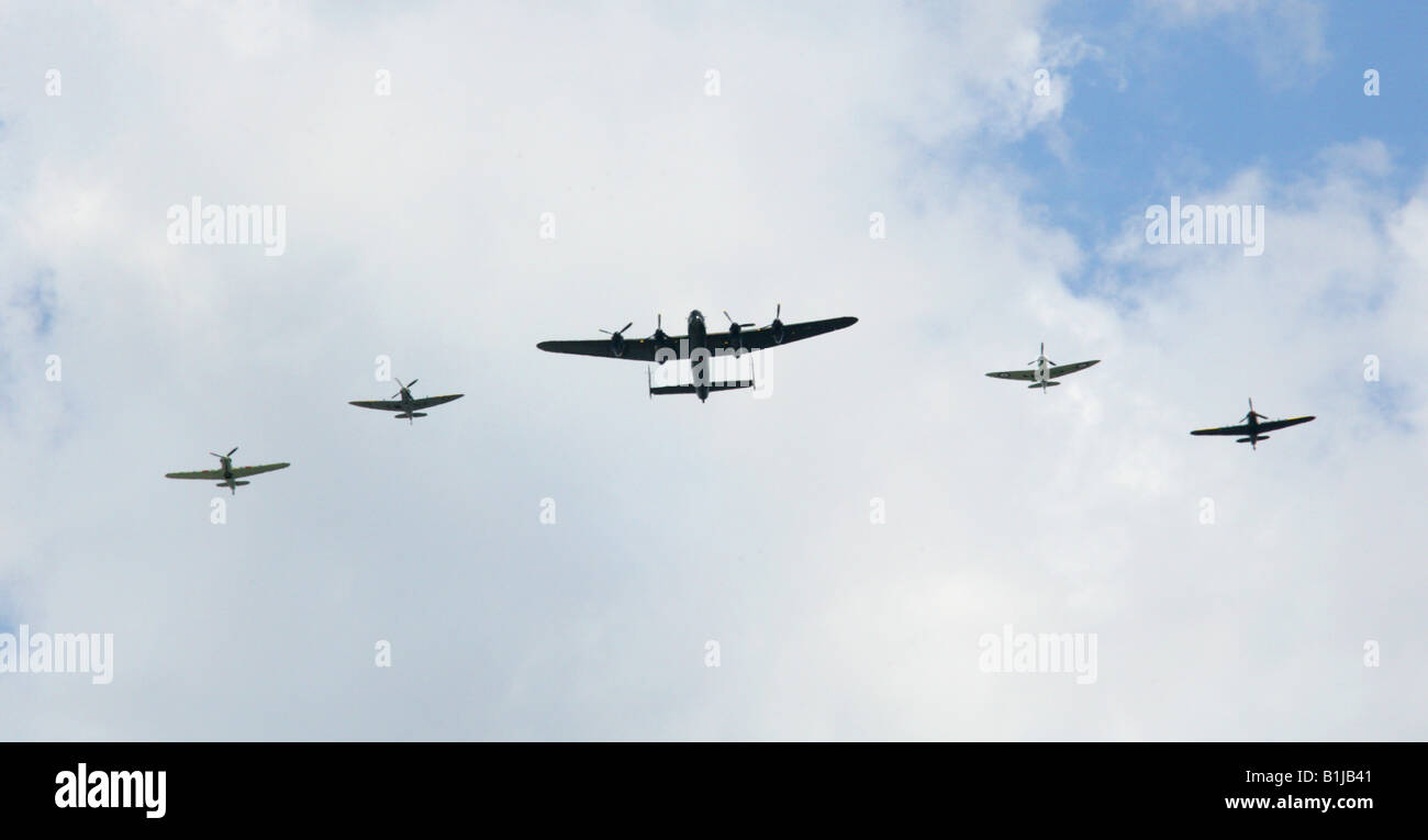 Queens birthday flypast hi-res stock photography and images - Alamy