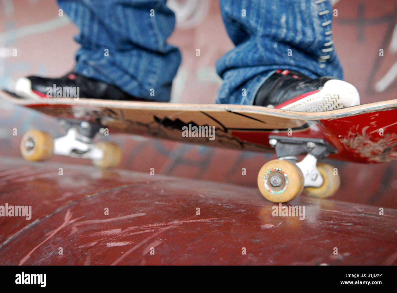 closeup of feet on a skateboard Stock Photo - Alamy