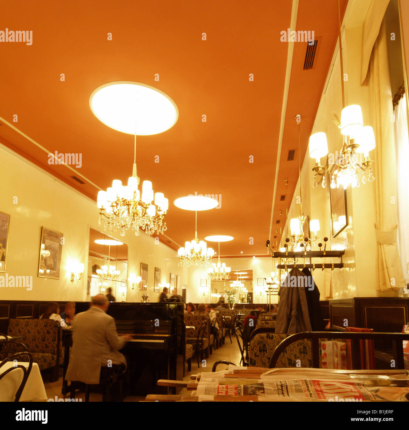 Vienna, Cafe Weimar, people sitting in a cafe, Austria Stock Photo - Alamy