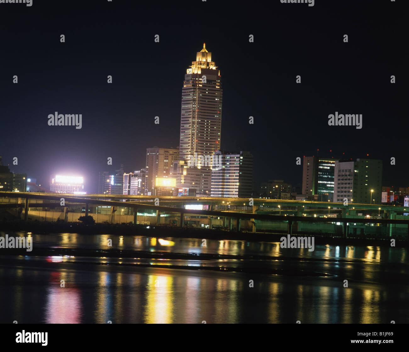 the night view of building Stock Photo - Alamy