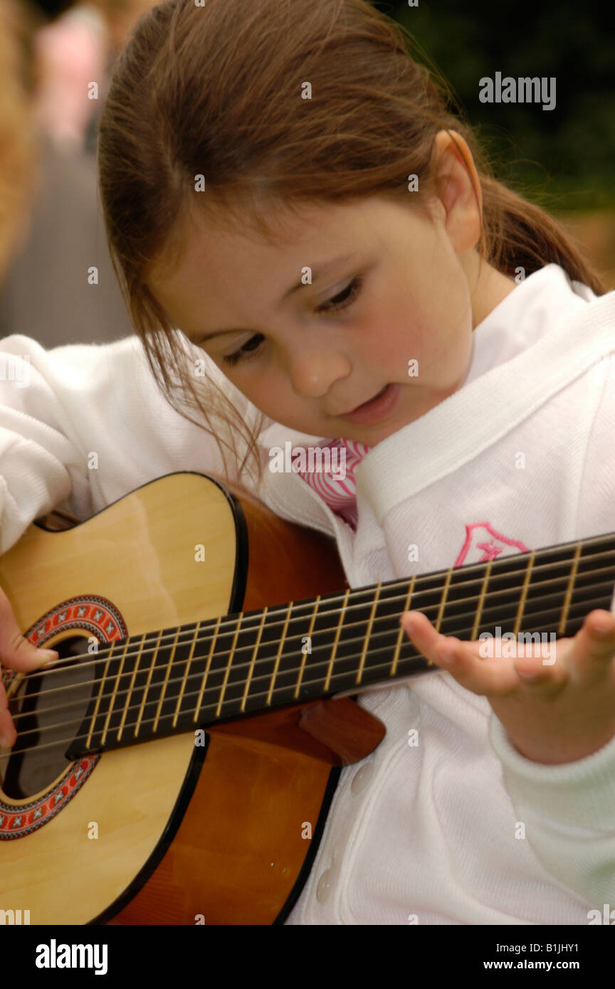 children learning music Stock Photo - Alamy