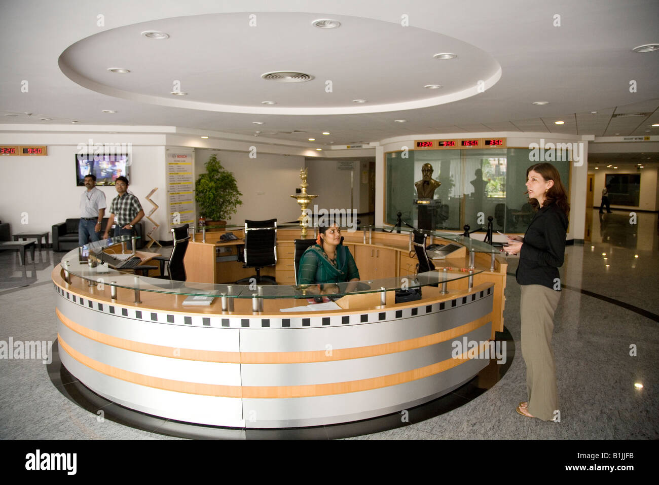Corporate office reception hi-res stock photography and images - Alamy