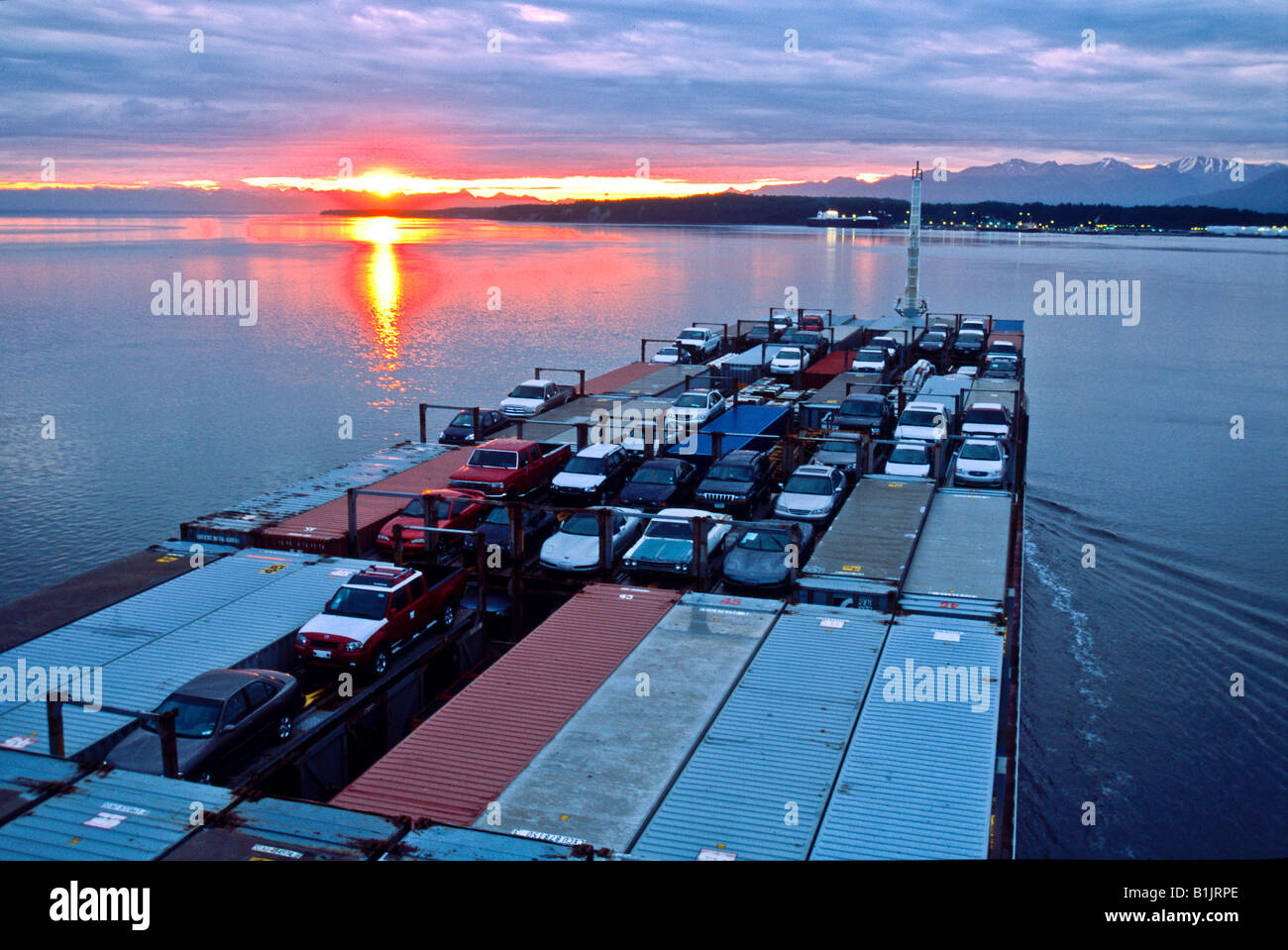 Horizon Line's container vessel, Horizon Anchorage, delivers between ...
