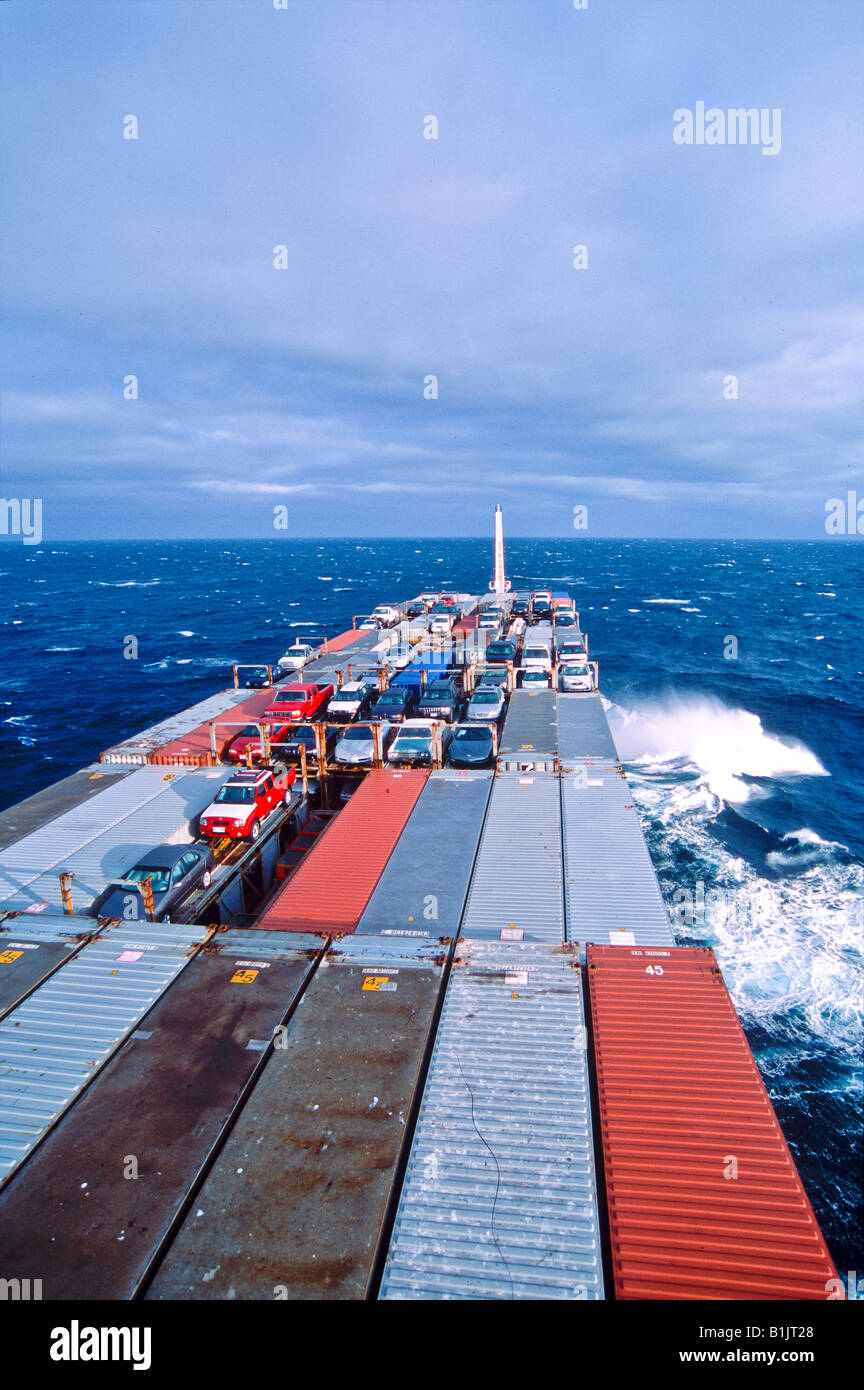 Horizon Line's container vessel, Horizon Anchorage, delivers between ...