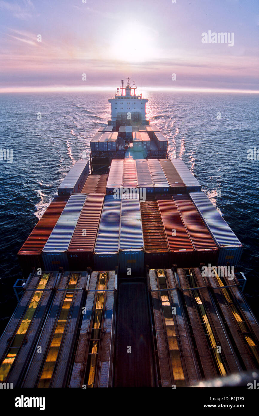 Horizon Line's container vessel, Horizon Anchorage, delivers between ...