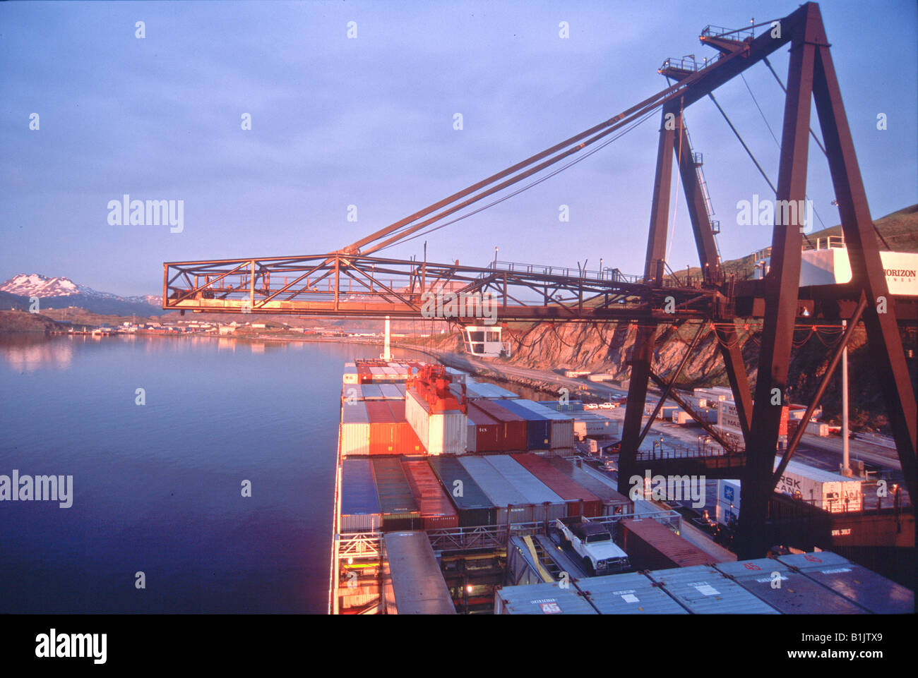 Horizon Line's container vessel, Horizon Anchorage, delivers between ...