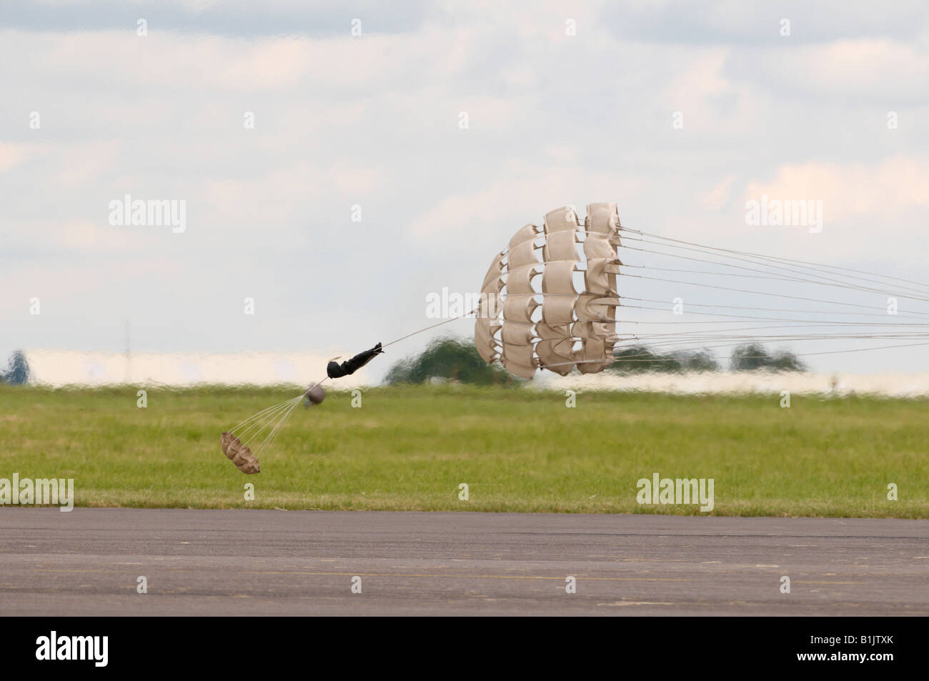 Aircraft drag parachute hi-res stock photography and images - Alamy