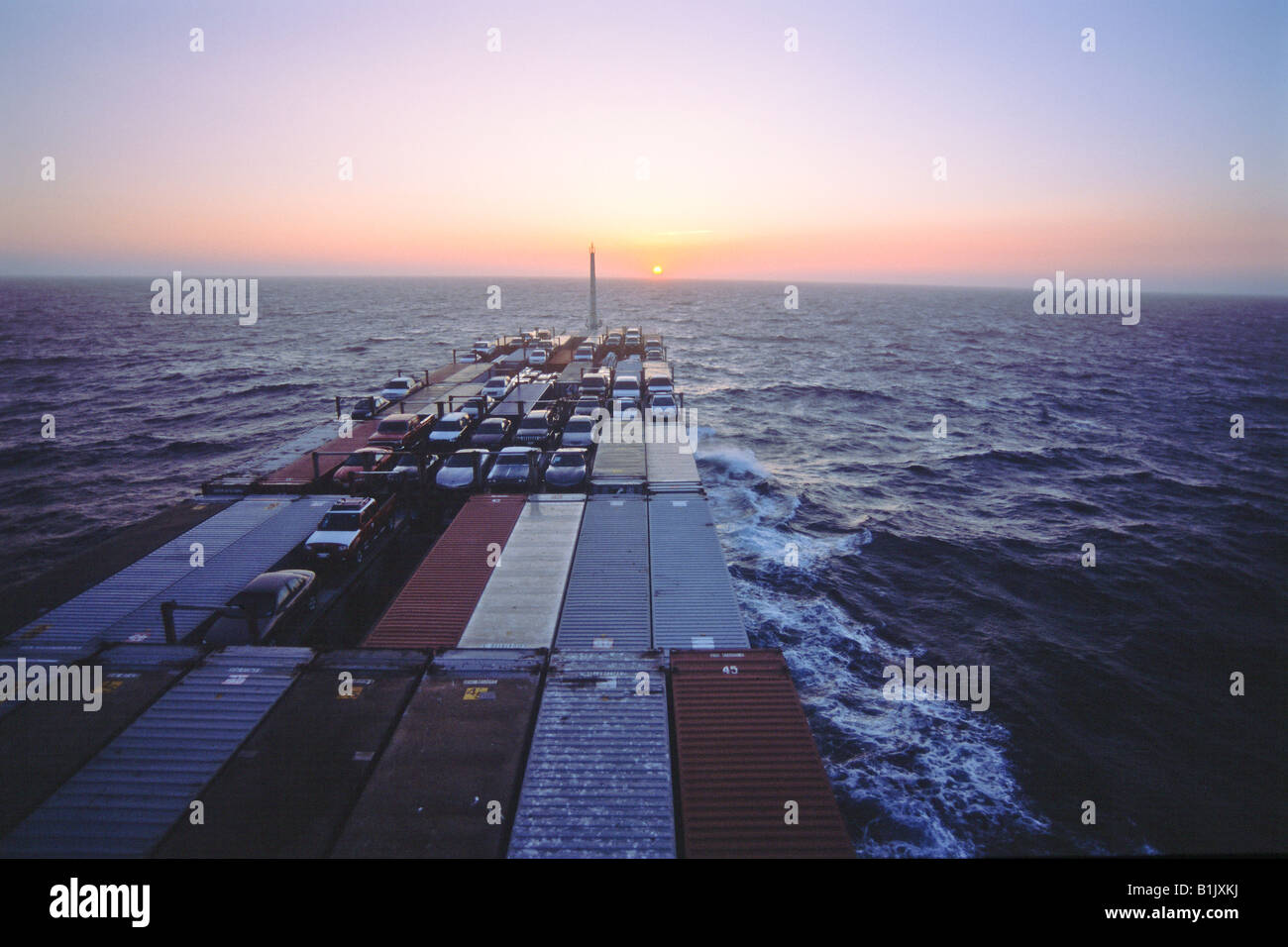 Horizon Line's container vessel, Horizon Anchorage, delivers between ...