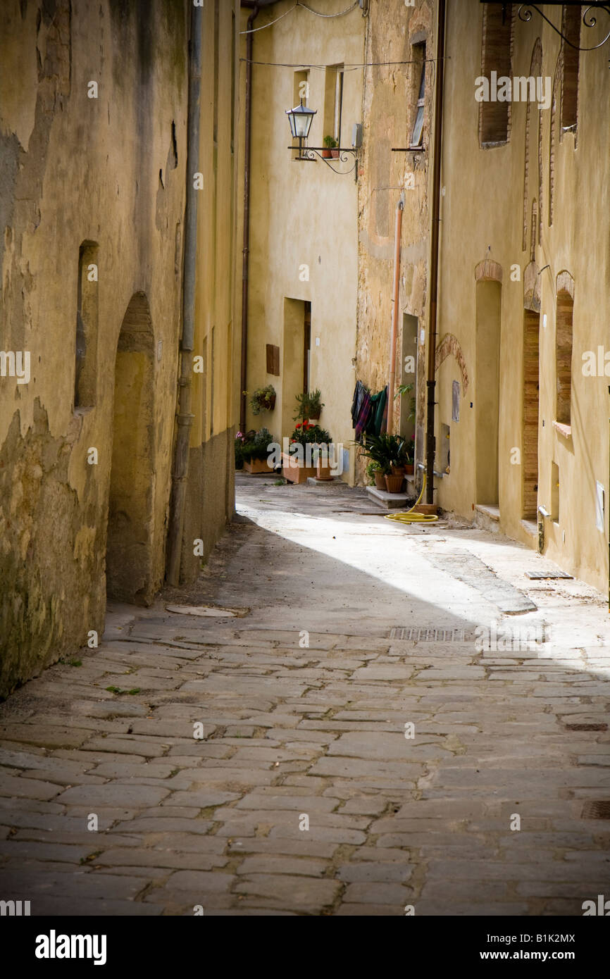 City alley roads hi-res stock photography and images - Alamy