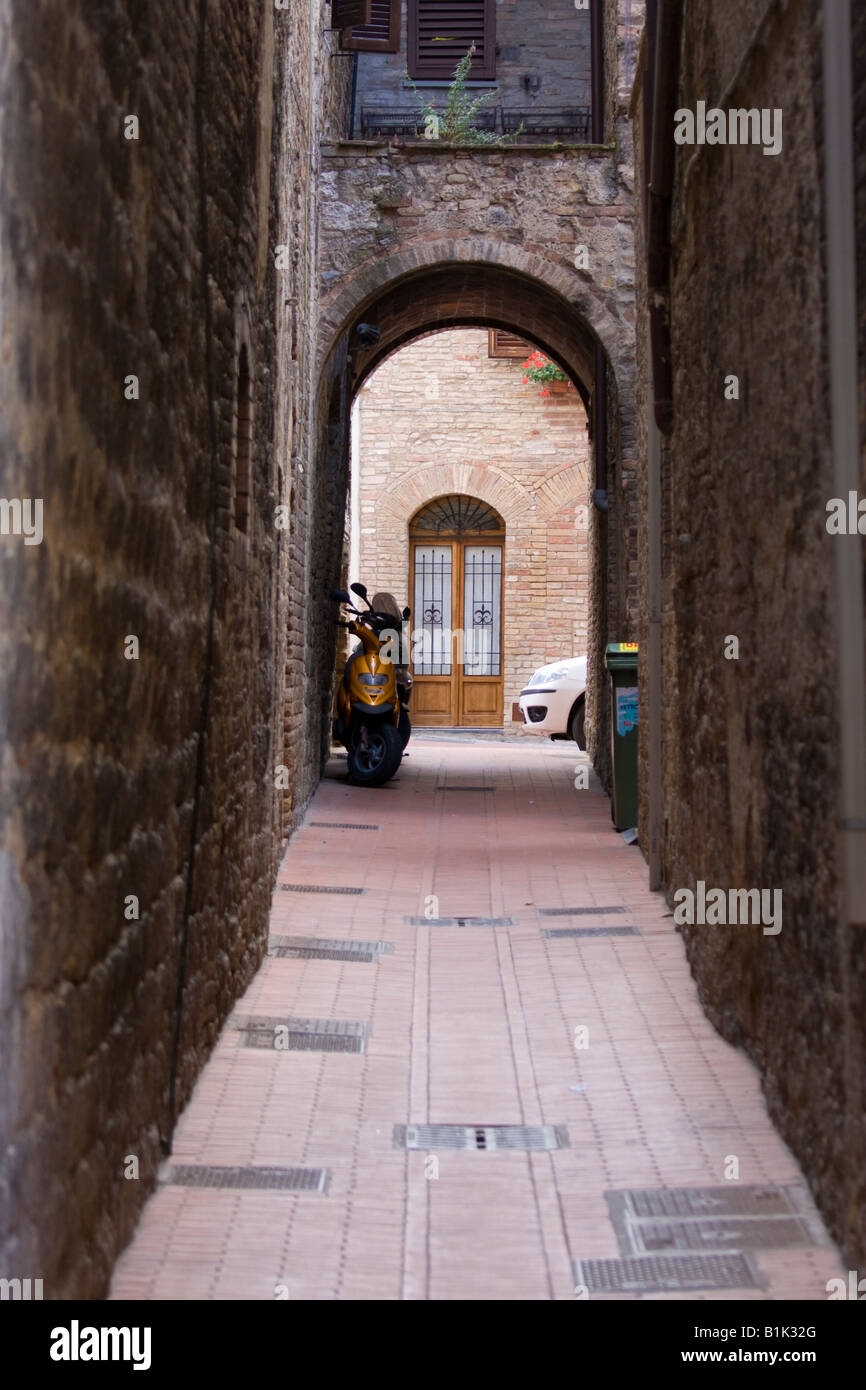 City alley roads hi-res stock photography and images - Alamy