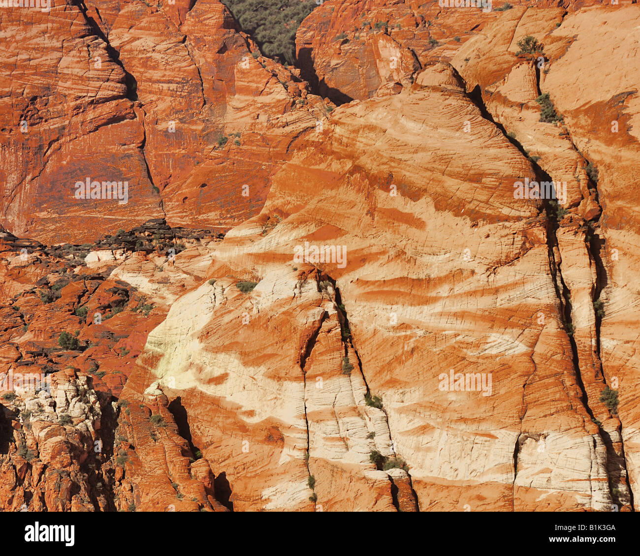 White and red bell-shaped sandstone rocks in Snow Canyon State Park ...