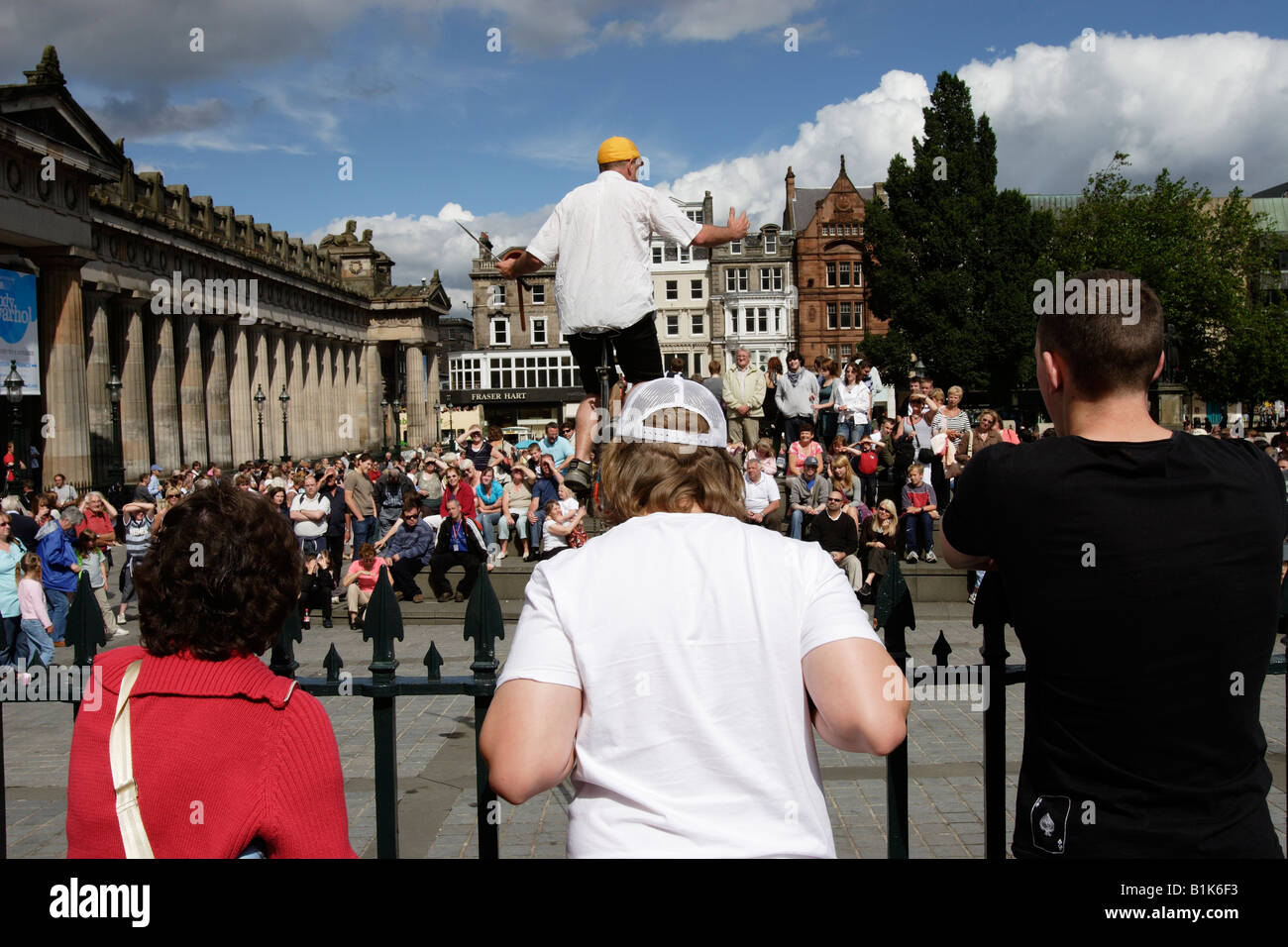 Acrobat artist edinburgh hi-res stock photography and images - Alamy