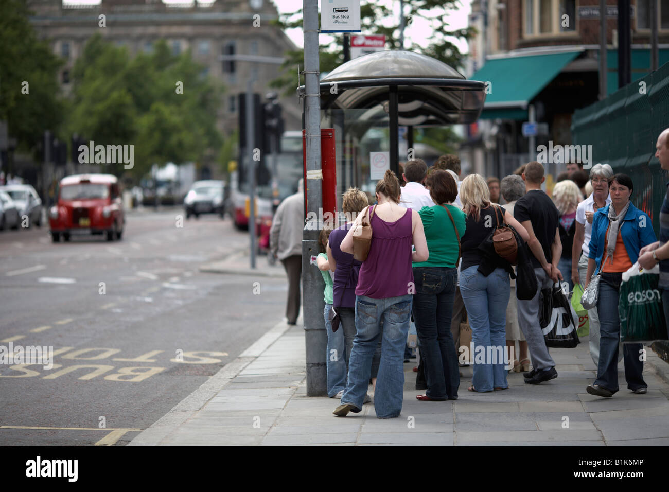 Bus stop people hi-res stock photography and images - Alamy