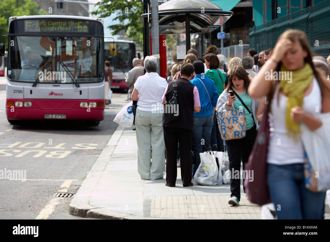 People queue bus stop hi-res stock photography and images - Alamy