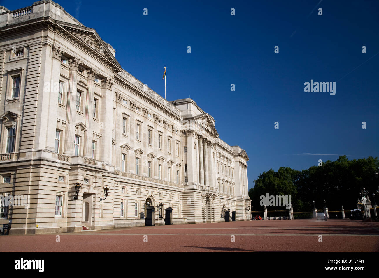 Forecourt of Buckingham palace early morning Stock Photo - Alamy