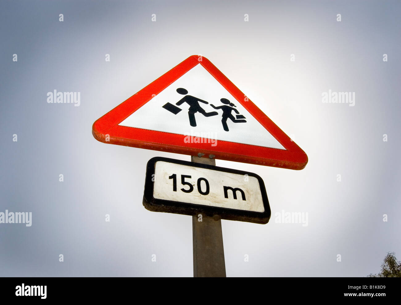 School children crossing the road hi-res stock photography and images ...