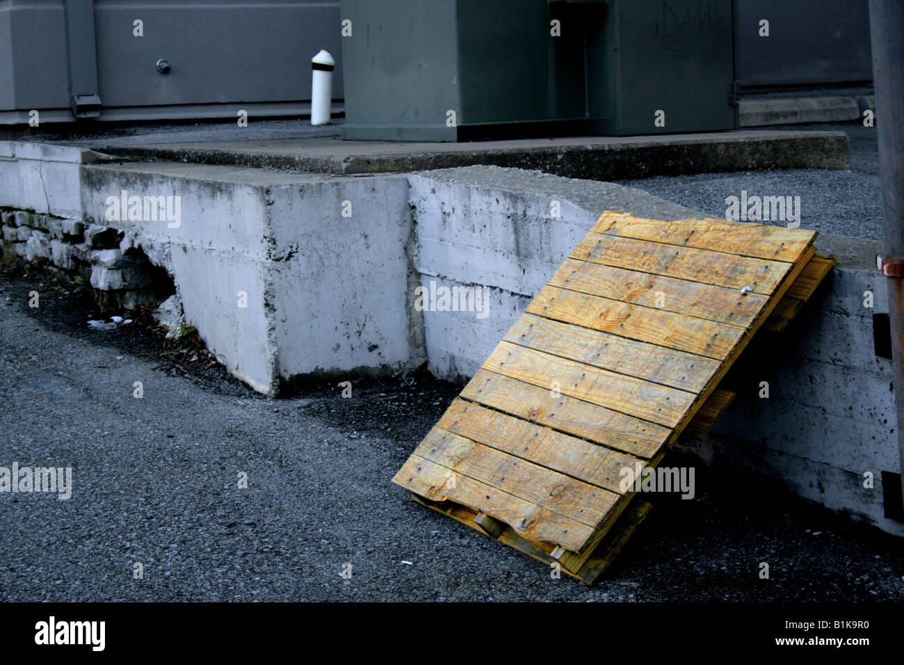 A wooden pallet leaning against a loading dock Stock Photo - Alamy