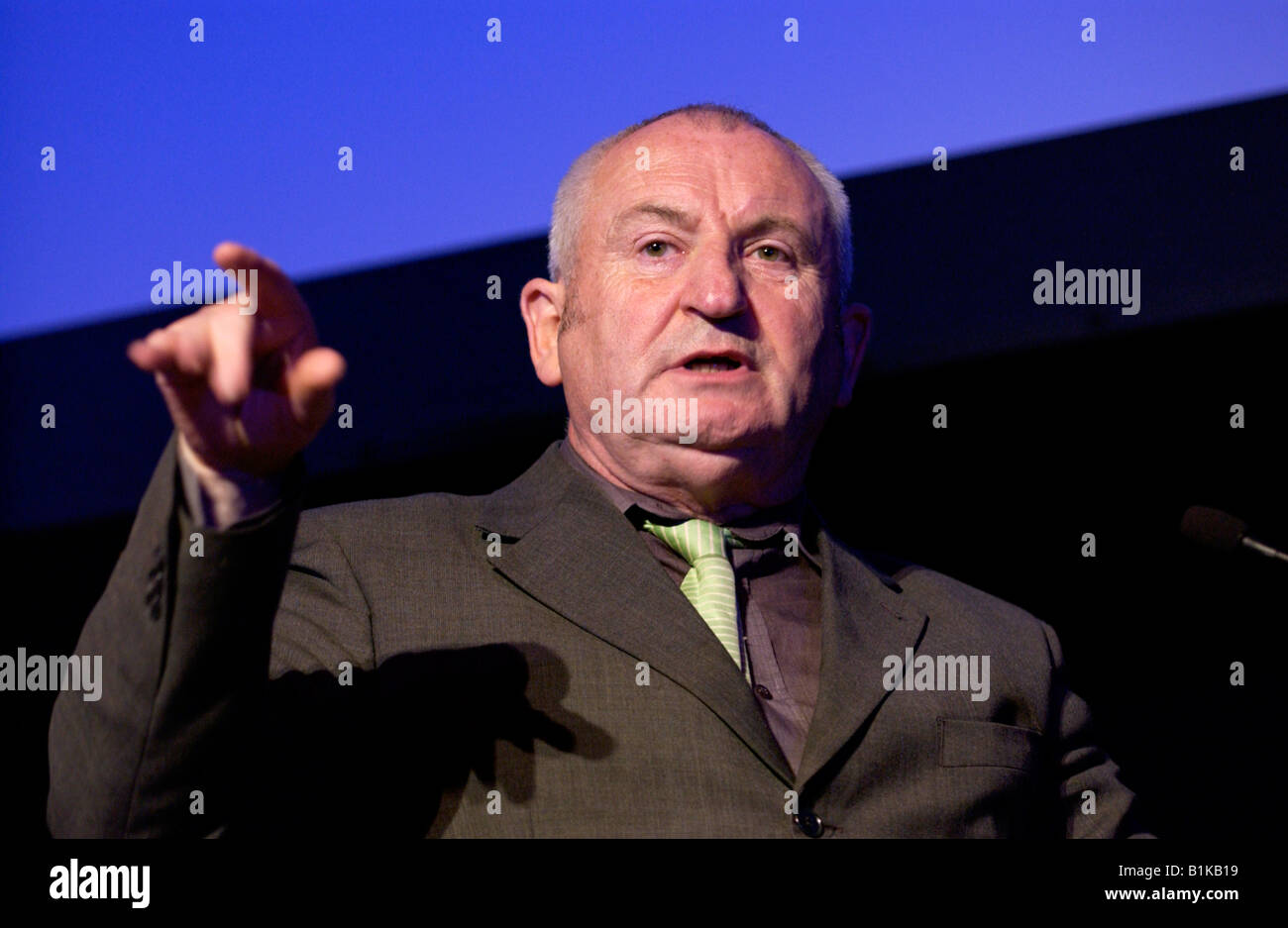 John bird the big issue hi-res stock photography and images - Alamy