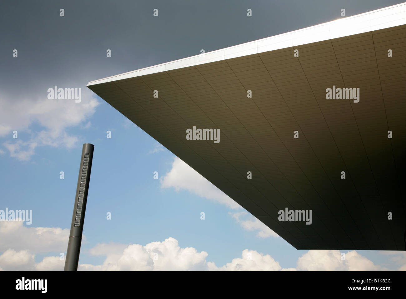 Cantilevered canopy hi-res stock photography and images - Alamy