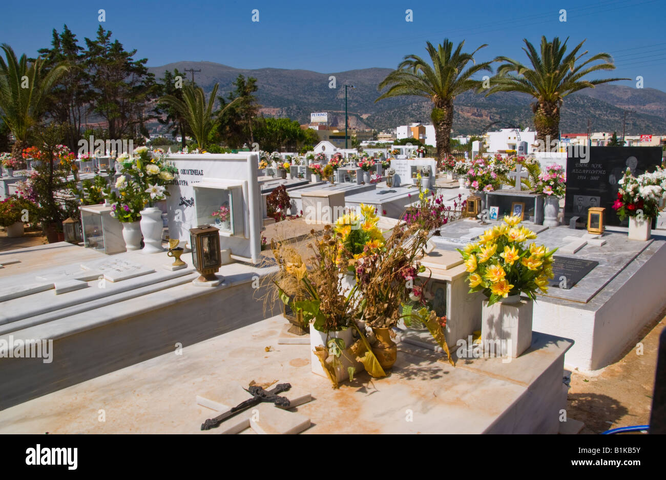 Traditional cemetery hi-res stock photography and images - Alamy