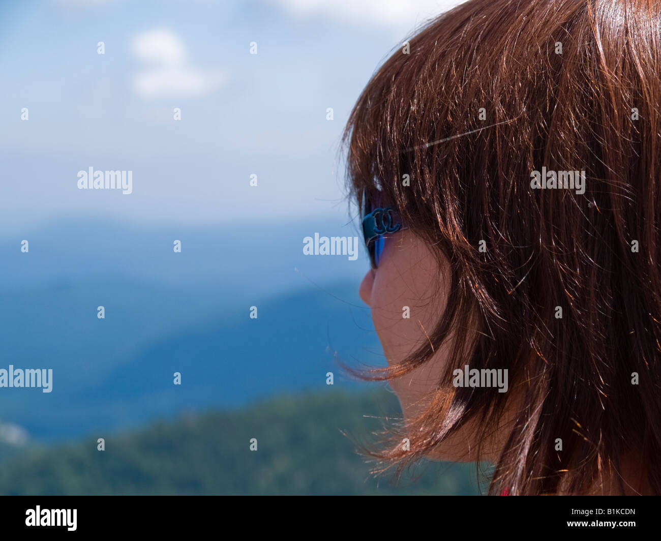 Woman looking mountain climbing hi-res stock photography and images - Alamy