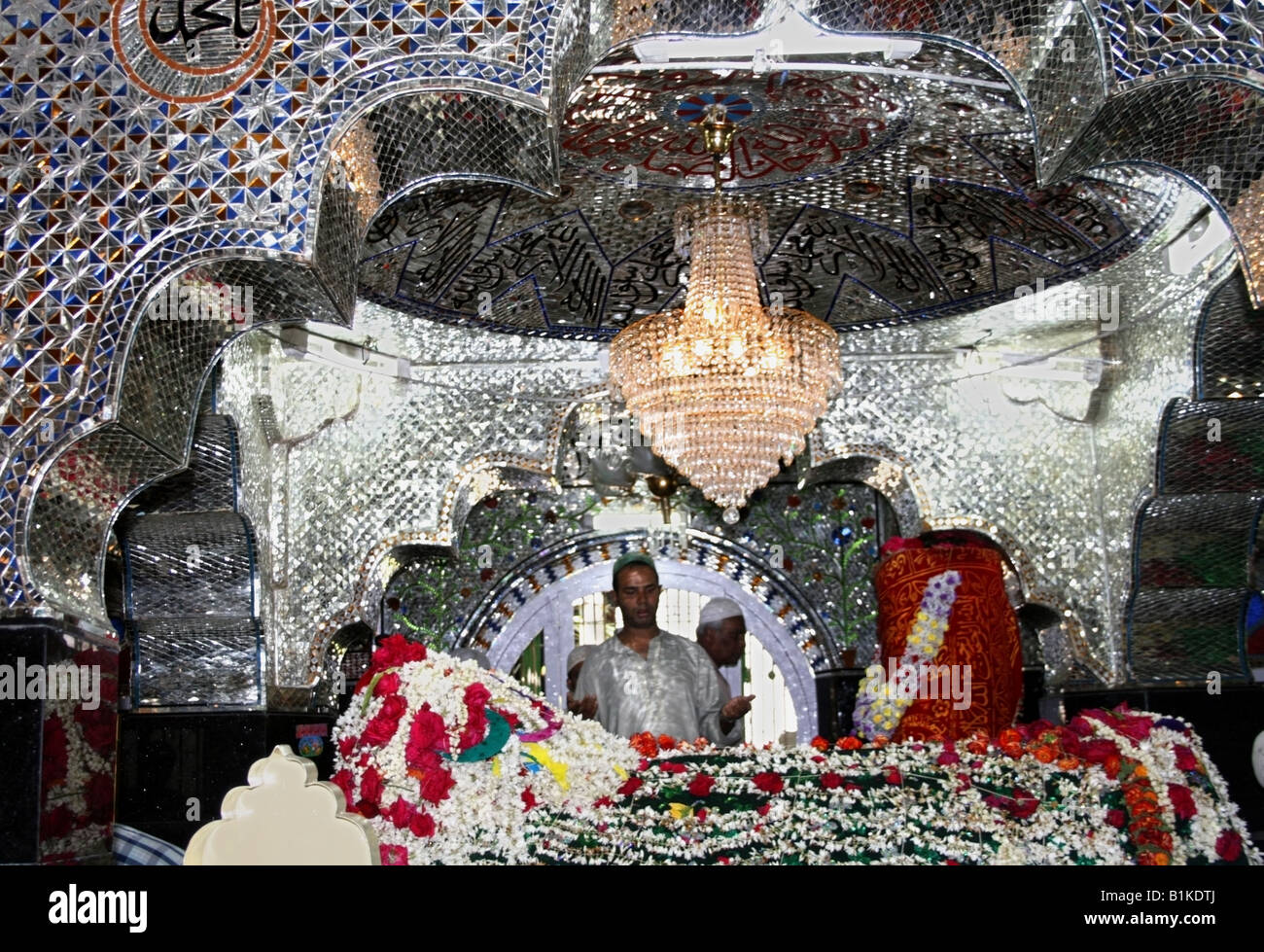 Muslim praying at the tomb or Dargah of the Sufi Saint Tawakkal Mastan ...
