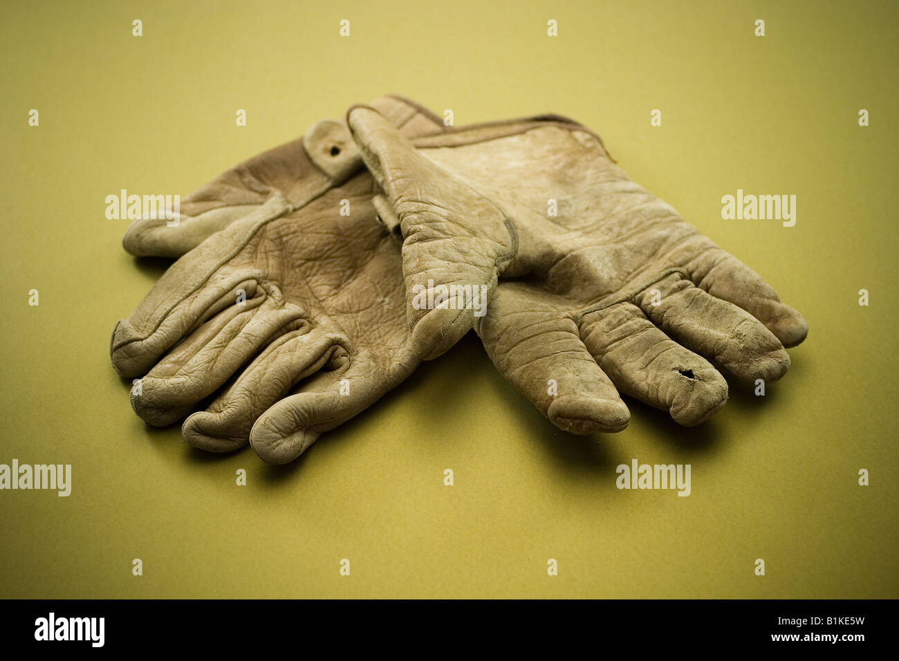Old work gloves Stock Photo - Alamy