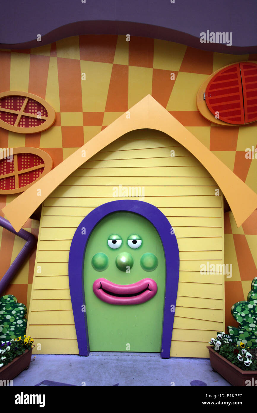 ENTRANCE TO KIDS AMUSEMENT AREA IN FUN PARK BDB11112 Stock Photo - Alamy