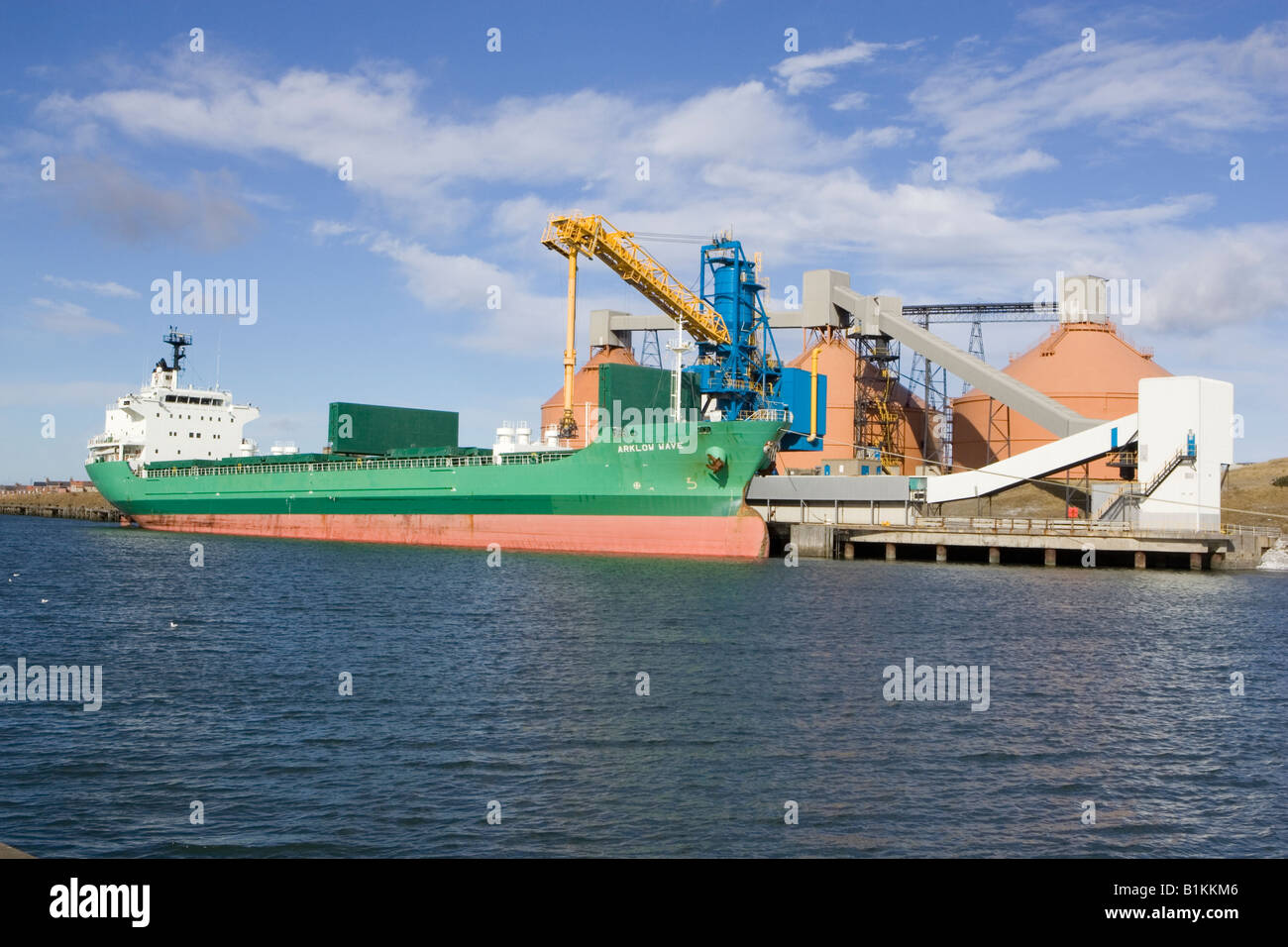 A suction unloader in action unloading a boat at the Alcan Aluminium ...