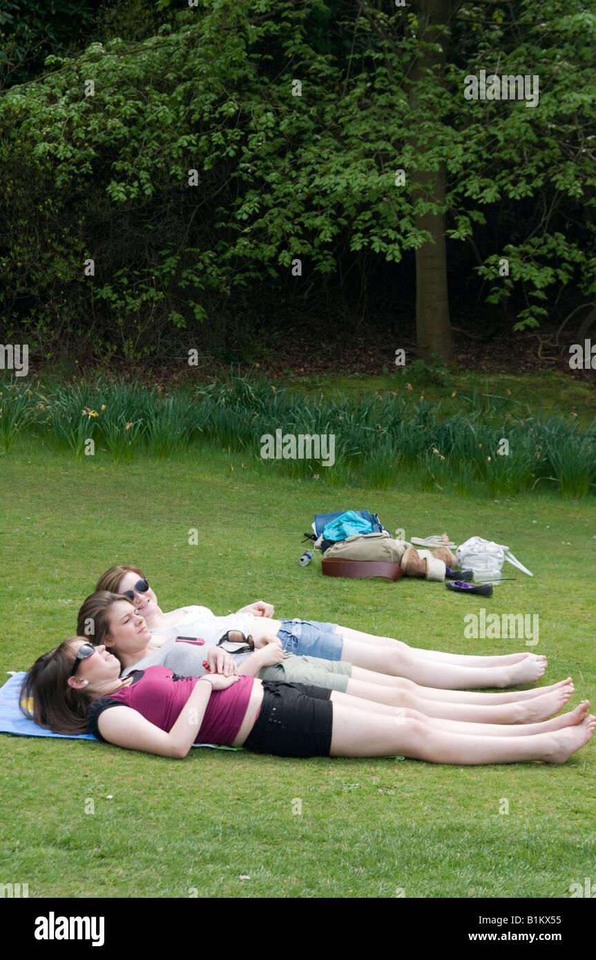 Girls sunbathing grass hi-res stock photography and images - Alamy