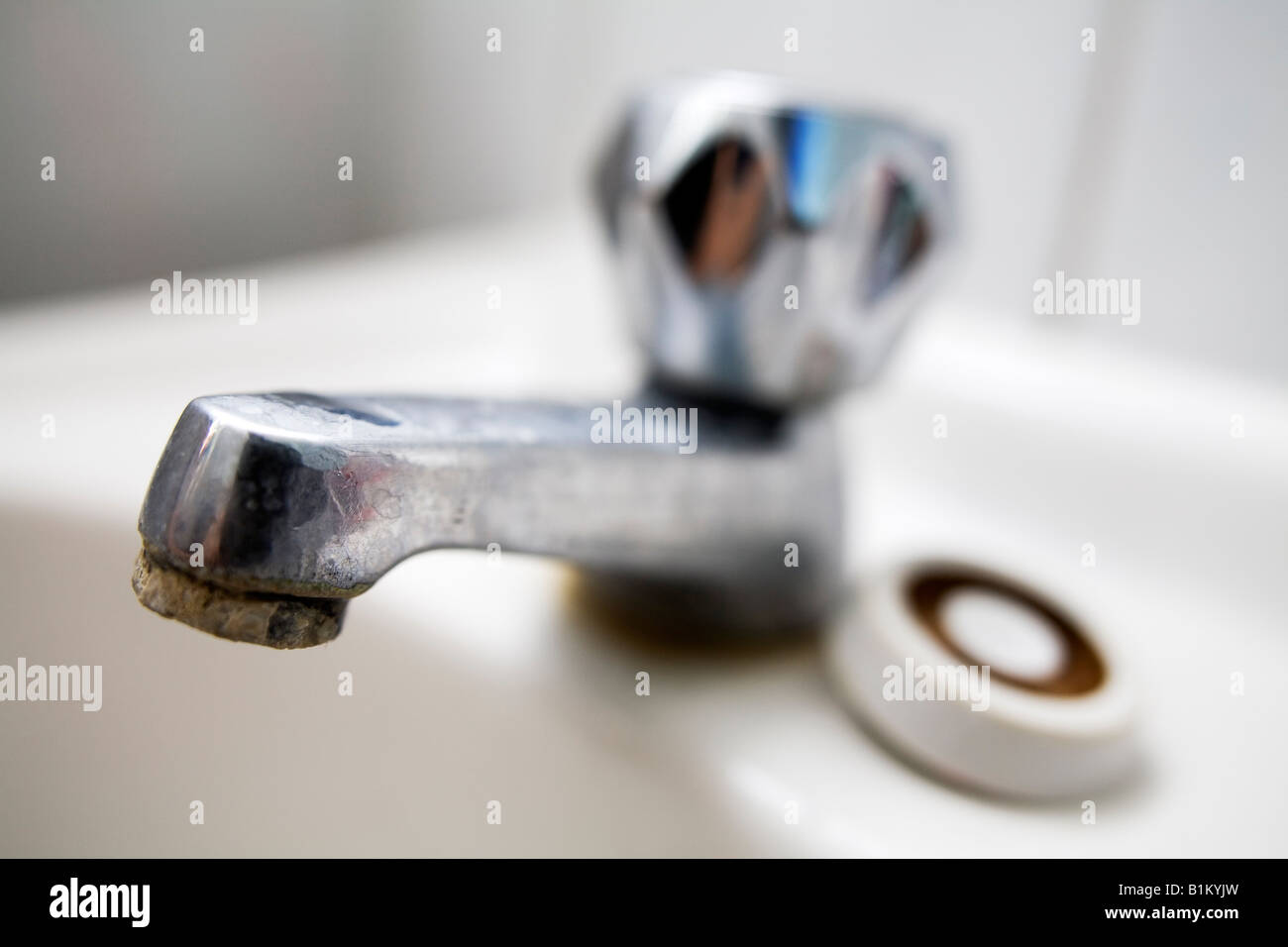 Dirty Sink tap with plug and drop of water Stock Photo - Alamy