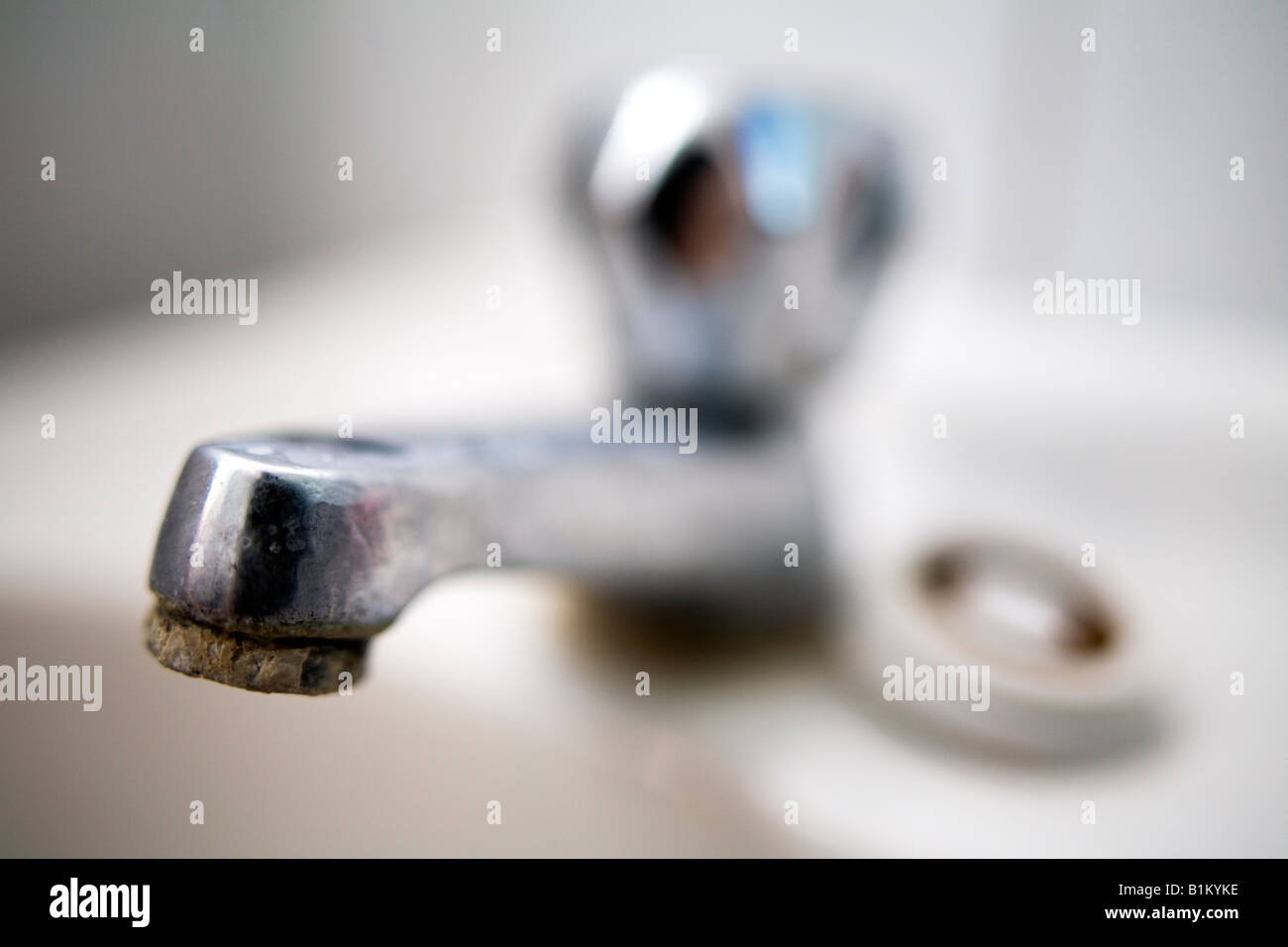 Dirty Sink tap with plug and drop of water Stock Photo - Alamy