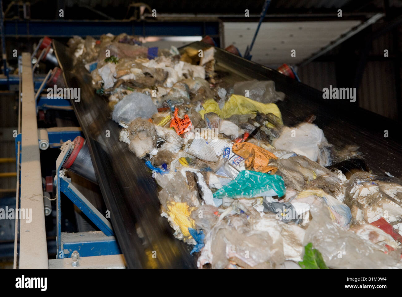 Rubbish on conveyor belt sorting hi-res stock photography and images ...
