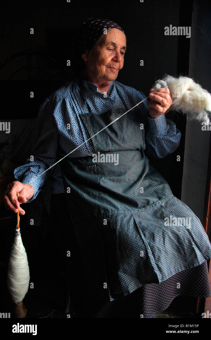 Spinning sheep wood / Live Museum of Old Traditions in La Aldea de San ...