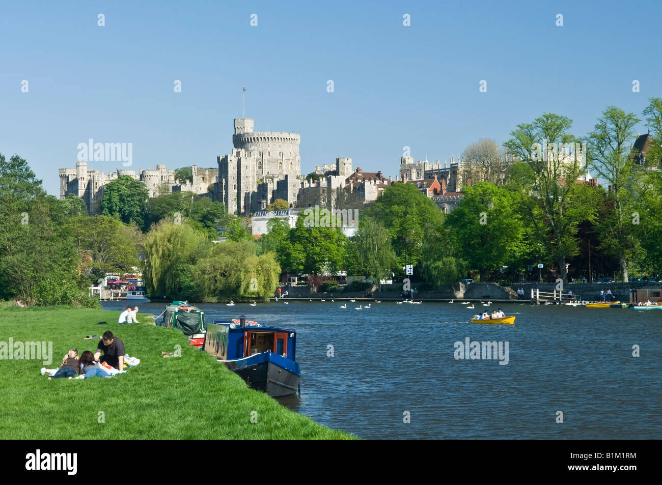 Windsor castle river thames hi-res stock photography and images - Alamy