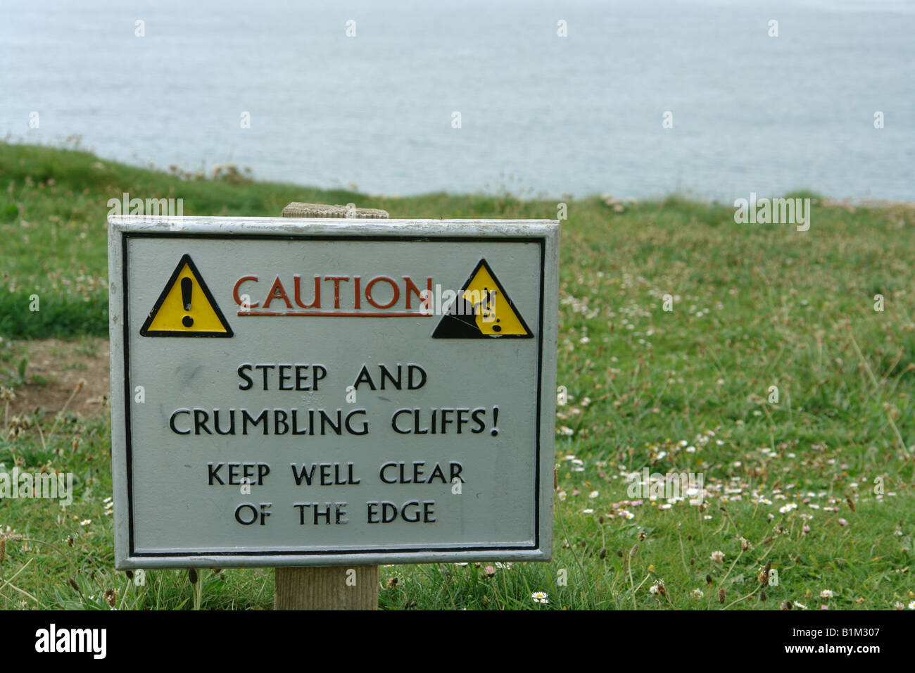Crumbling cliff edge warning sign hi-res stock photography and images ...