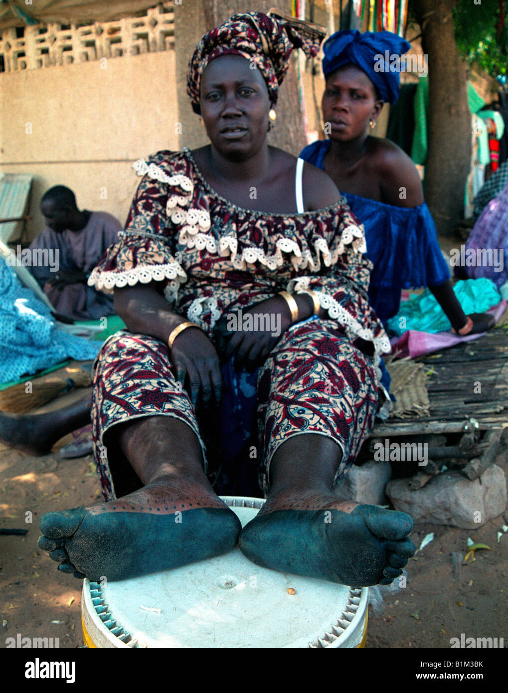 Senegalese lady with traditionally decorated feet Stock Photo - Alamy