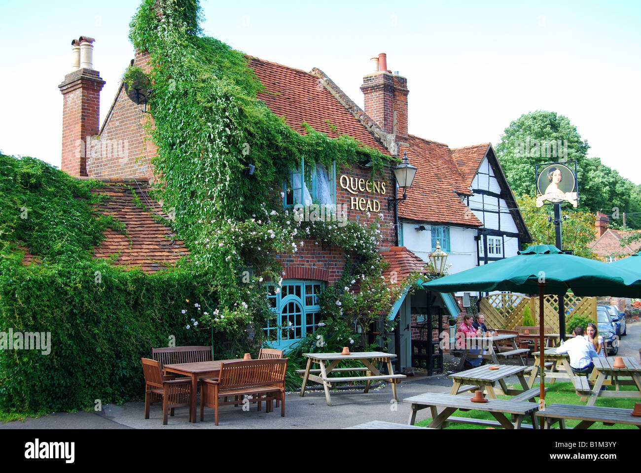 16th century Queens Head Pub, Pound Lane, Little Marlow ...