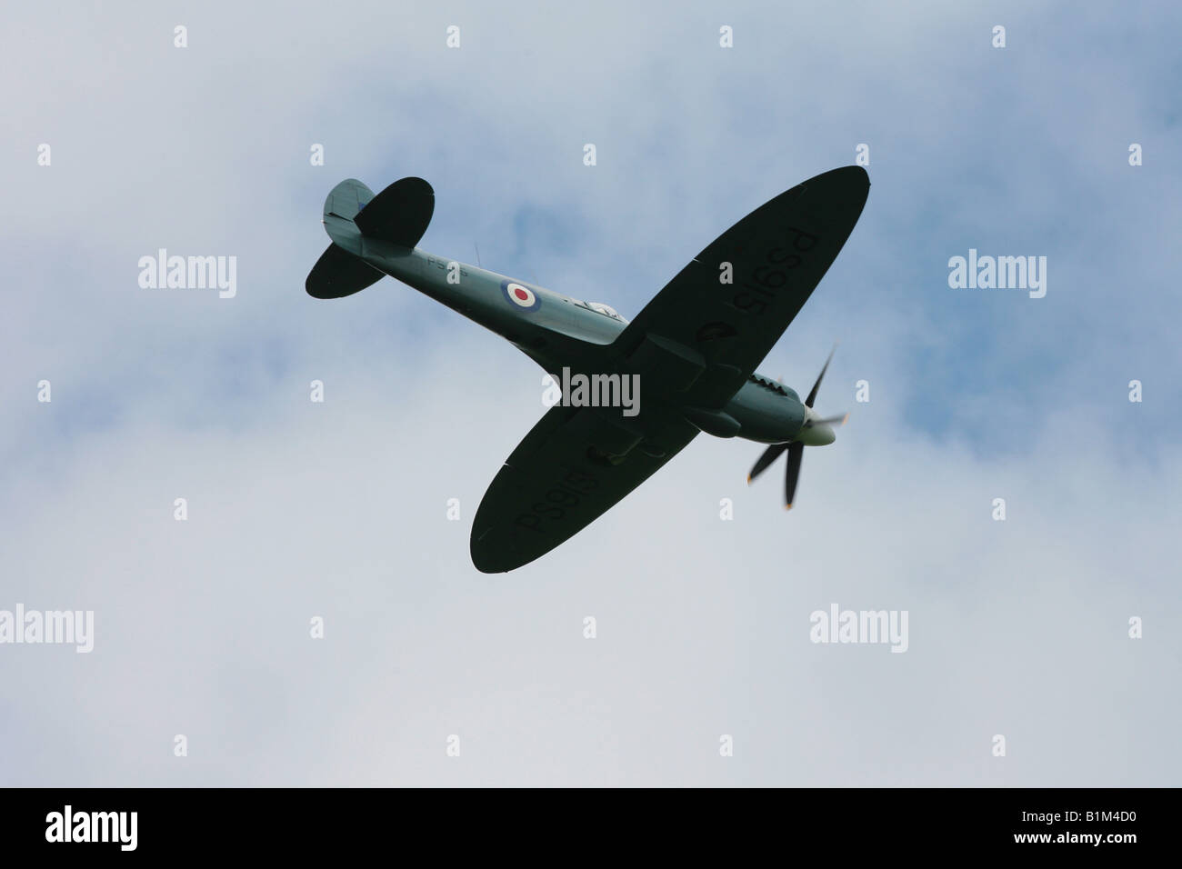 Spitfire flying at a Duxford airshow Stock Photo - Alamy